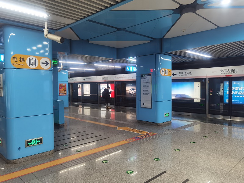 超醒目标识亮相京港地铁14号线北工大西门站 助力乘客便捷出行 - 北京京港地铁有限公司